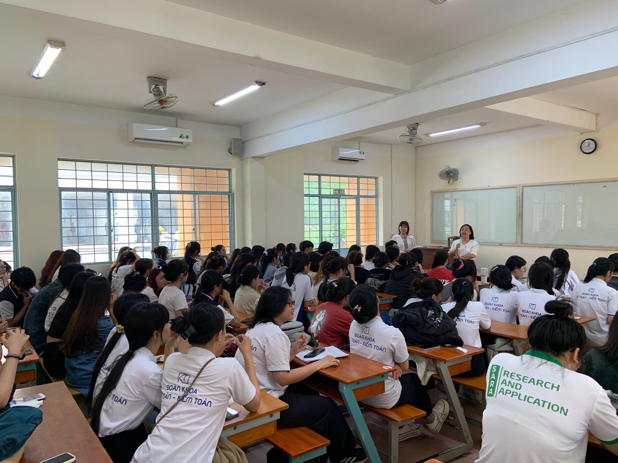 KHOA KTKT HỌP MẶT VÀ KHEN THƯỞNG SINH VIÊN TIÊU BIỂU NHÂN DỊP KỶ NIỆM ...